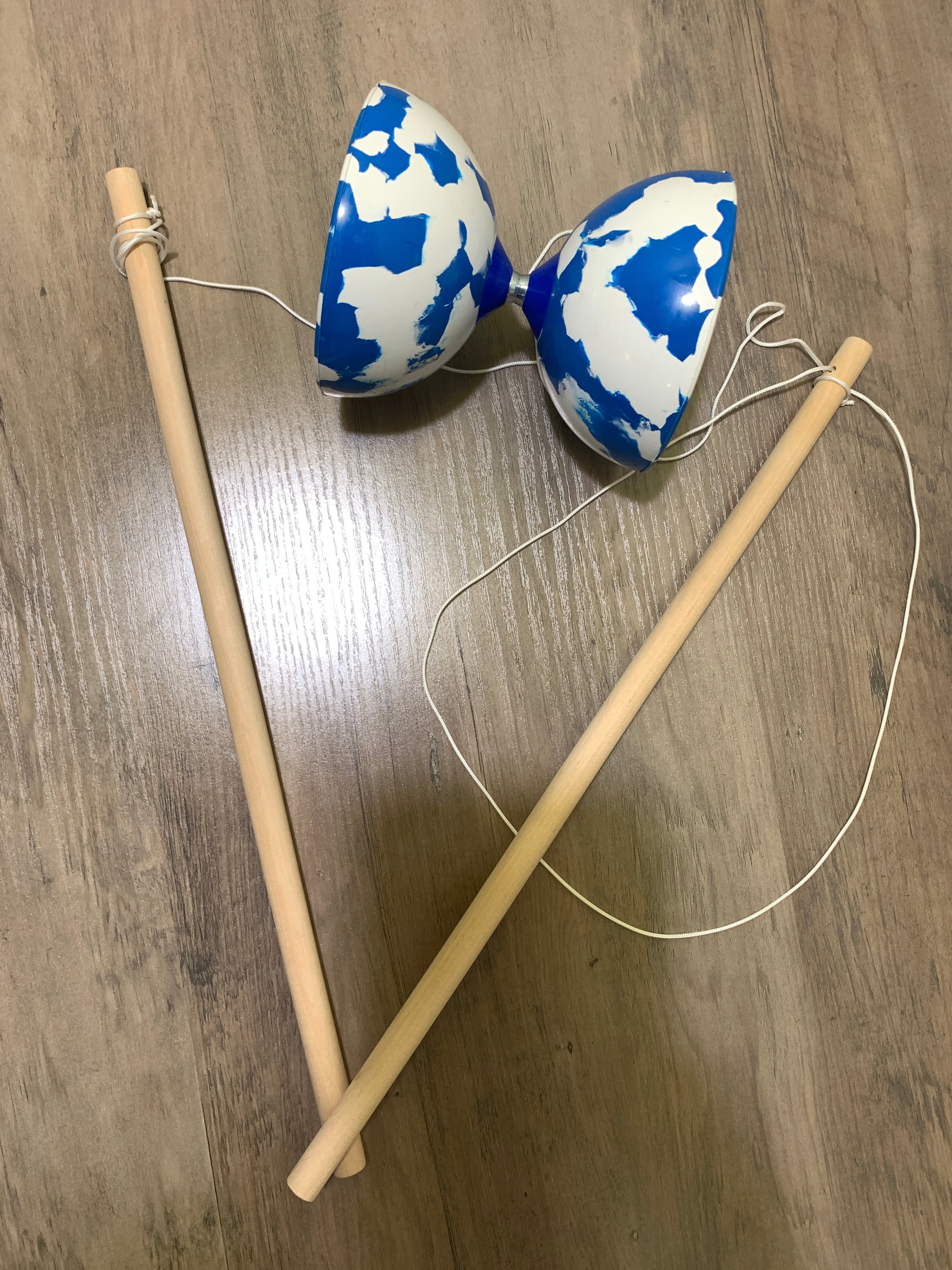 Diabolo Set - Blue/White with Wooden Sticks | Cirque Wonderland